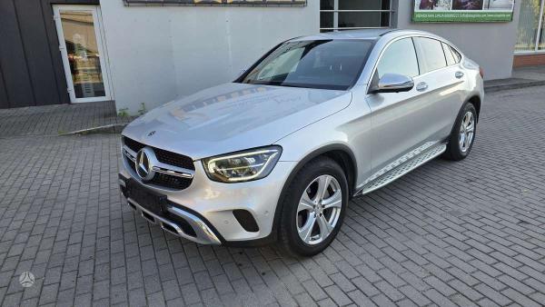 Серый Мерседес GLC 300 2020 в Шяуляй, объемом двигателя 1.95 л и пробегом 205 тыс. км за 33950 €, фото 1 на AUTOMOTO.COM.LV