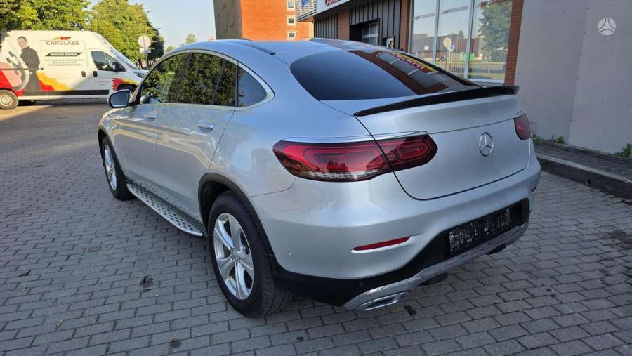 Pelēks Mercedes-Benz GLC 300 2020 Šauļi, ar dzinēja tilpumu 1.95 L un nobraukumu 205 tūkst. km par 33950 €, foto 4 vietnē AUTOMOTO.COM.LV