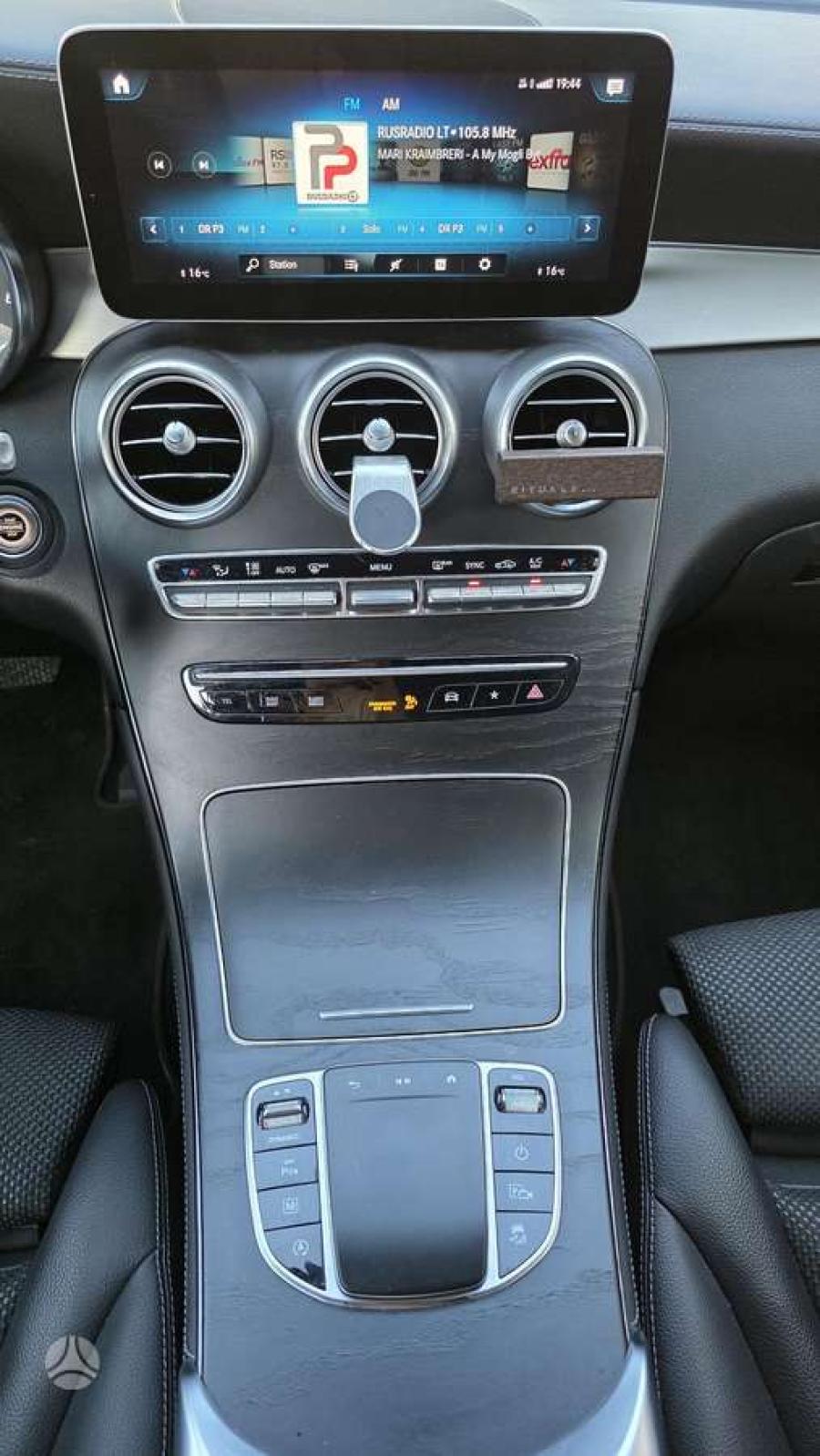 Pelēks Mercedes-Benz GLC 300 2020 Šauļi, ar dzinēja tilpumu 1.95 L un nobraukumu 205 tūkst. km par 33950 €, foto 25 vietnē AUTOMOTO.COM.LV