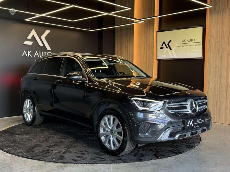 Pelēks Mercedes-Benz GLC 300 2020 Kauņa, ar dzinēja tilpumu 1.99 L un nobraukumu 132 tūkst. km par 31490 €, foto 3 vietnē AUTOMOTO.COM.LV