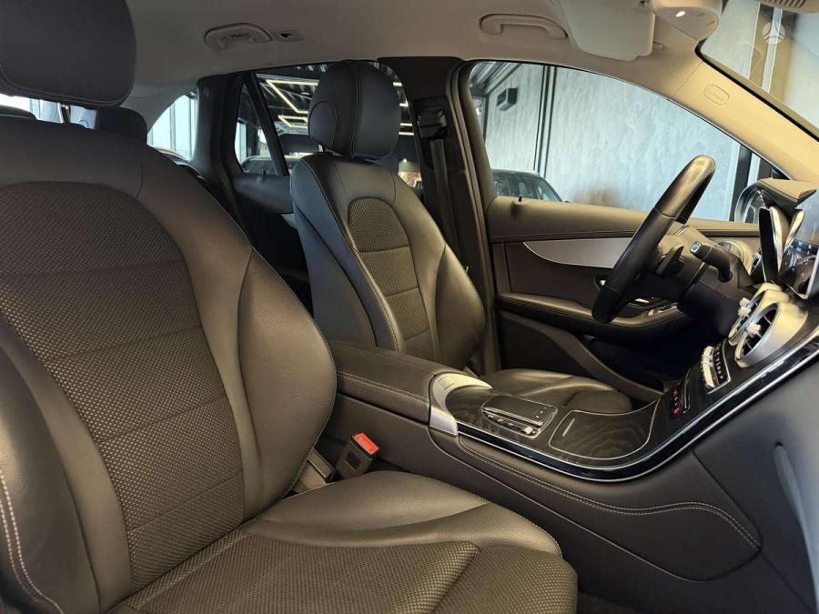 Pelēks Mercedes-Benz GLC 300 2020 Kauņa, ar dzinēja tilpumu 1.99 L un nobraukumu 132 tūkst. km par 31490 €, foto 28 vietnē AUTOMOTO.COM.LV