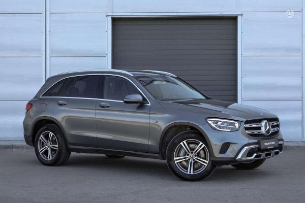 Grey Mercedes-Benz GLC 300 2020 in Kaunas, with an engine capacity of 1.99 L and mileage of 157 thousand km for 27999 €, photo 1 on AUTOMOTO.COM.LV