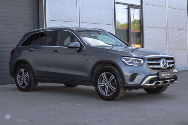 Grey Mercedes-Benz GLC 300 2020 in Kaunas, with an engine capacity of 1.99 L and mileage of 157 thousand km for 27999 €, photo 3 on AUTOMOTO.COM.LV