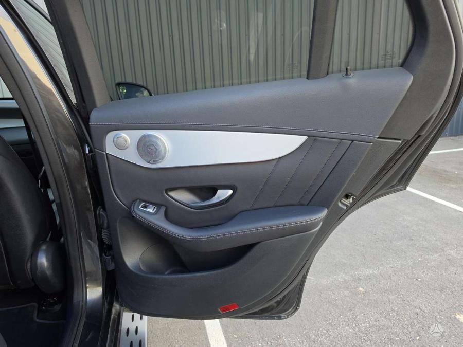 Pelēks Mercedes-Benz GLC 300 2020 Kauņa, ar dzinēja tilpumu 1.95 L un nobraukumu 145 tūkst. km par 25400 €, foto 33 vietnē AUTOMOTO.COM.LV