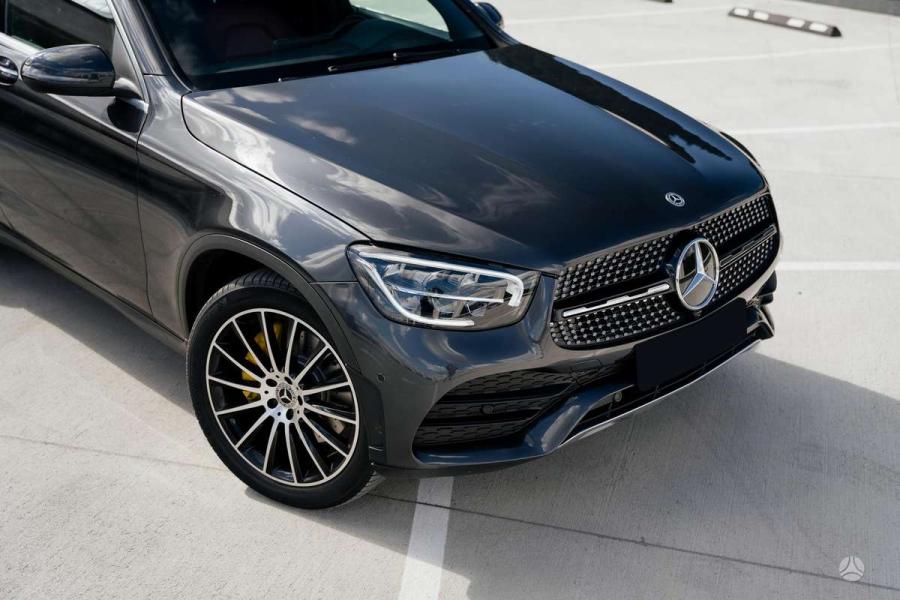 Grey Mercedes-Benz GLC 300 2020 in Vilnius, with an engine capacity of 1.99 L and mileage of 124 thousand km for 30900 €, photo 4 on AUTOMOTO.COM.LV