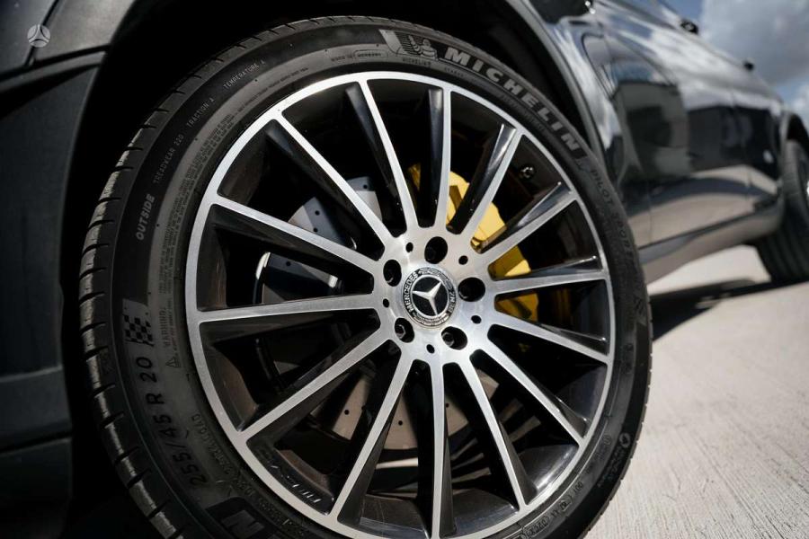 Grey Mercedes-Benz GLC 300 2020 in Vilnius, with an engine capacity of 1.99 L and mileage of 124 thousand km for 30900 €, photo 19 on AUTOMOTO.COM.LV