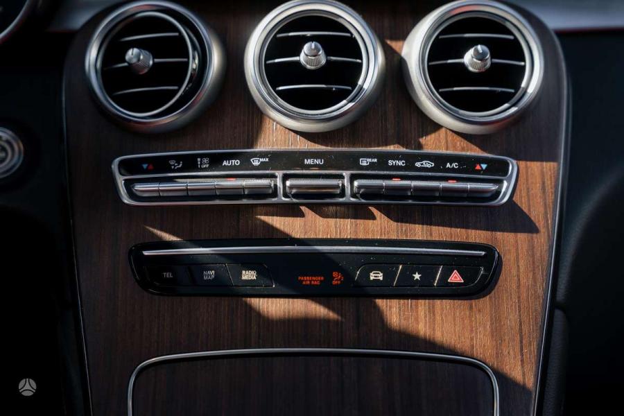 Grey Mercedes-Benz GLC 300 2020 in Vilnius, with an engine capacity of 1.99 L and mileage of 124 thousand km for 30900 €, photo 28 on AUTOMOTO.COM.LV