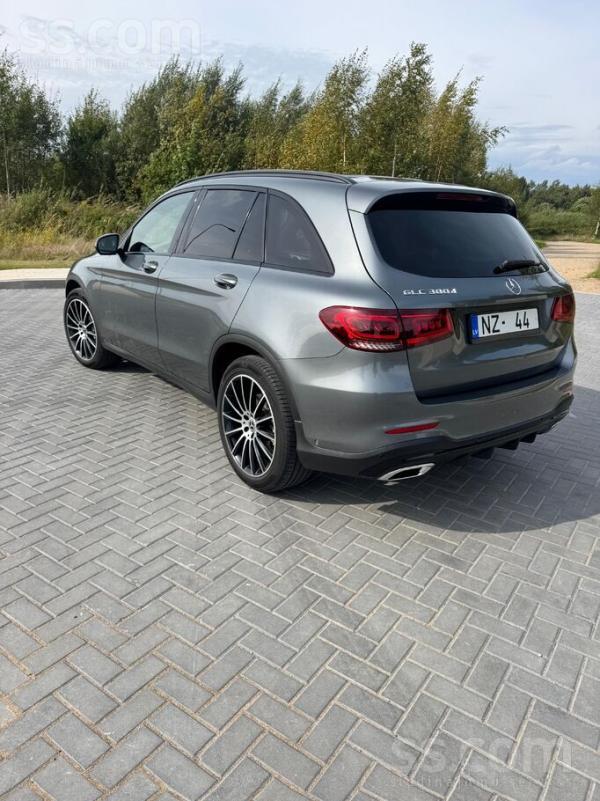 Grey Mercedes-Benz GLC 300 2020 in Kuldiga, with an engine capacity of 2.00 L and mileage of 146 thousand km for 32500 €, photo 3 on AUTOMOTO.COM.LV