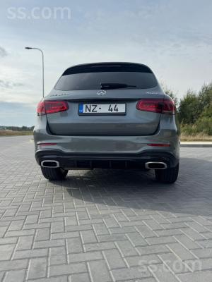 Grey Mercedes-Benz GLC 300 2020 in Kuldiga, with an engine capacity of 2.00 L and mileage of 146 thousand km for 32500 €, photo 4 on AUTOMOTO.COM.LV