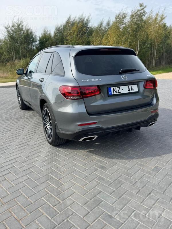 Grey Mercedes-Benz GLC 300 2020 in Kuldiga, with an engine capacity of 2.00 L and mileage of 146 thousand km for 32500 €, photo 5 on AUTOMOTO.COM.LV