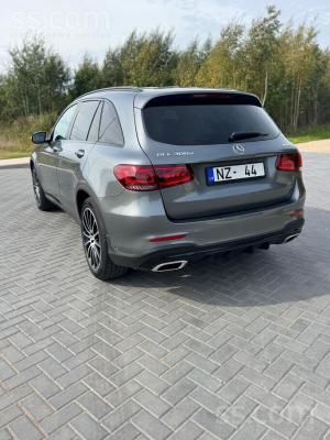 Grey Mercedes-Benz GLC 300 2020 in Kuldiga, with an engine capacity of 2.00 L and mileage of 146 thousand km for 32500 €, photo 5 on AUTOMOTO.COM.LV