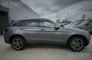 Grey Mercedes-Benz GLC 300 2021 in Vilnius, with an engine capacity of 2.00 L and mileage of 169 thousand km for 35999 €, photo 3 on AUTOMOTO.COM.LV