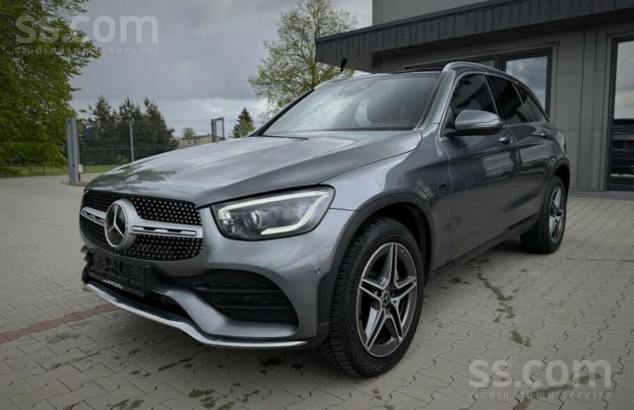 Grey Mercedes-Benz GLC 300 2021 in Vilnius, with an engine capacity of 2.00 L and mileage of 169 thousand km for 35999 €, photo 4 on AUTOMOTO.COM.LV