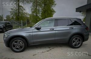 Grey Mercedes-Benz GLC 300 2021 in Vilnius, with an engine capacity of 2.00 L and mileage of 169 thousand km for 35999 €, photo 5 on AUTOMOTO.COM.LV