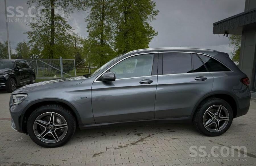 Grey Mercedes-Benz GLC 300 2021 in Vilnius, with an engine capacity of 2.00 L and mileage of 169 thousand km for 35999 €, photo 5 on AUTOMOTO.COM.LV