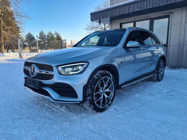 Grey Mercedes-Benz GLC 300 2021 in Siauliai, with an engine capacity of 1.95 L and mileage of 138 thousand km for 34485 €, photo 2 on AUTOMOTO.COM.LV