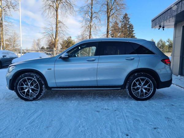 Grey Mercedes-Benz GLC 300 2021 in Siauliai, with an engine capacity of 1.95 L and mileage of 138 thousand km for 34485 €, photo 4 on AUTOMOTO.COM.LV
