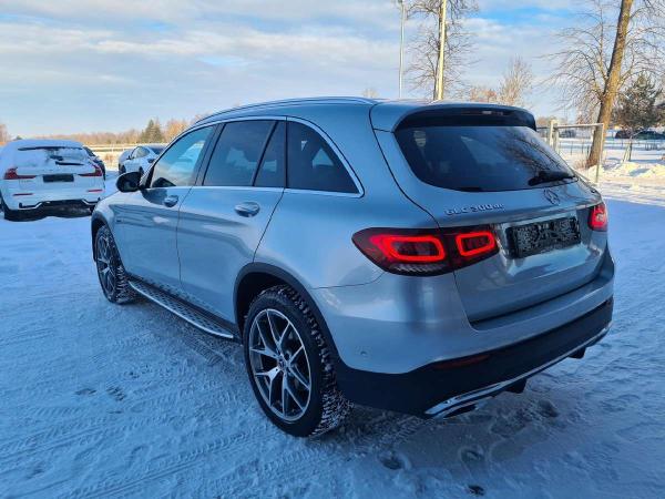 Grey Mercedes-Benz GLC 300 2021 in Siauliai, with an engine capacity of 1.95 L and mileage of 138 thousand km for 34485 €, photo 6 on AUTOMOTO.COM.LV