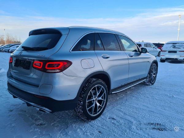 Grey Mercedes-Benz GLC 300 2021 in Siauliai, with an engine capacity of 1.95 L and mileage of 138 thousand km for 34485 €, photo 8 on AUTOMOTO.COM.LV
