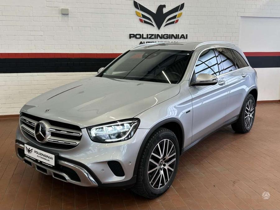 Grey Mercedes-Benz GLC 300 2021 in Kaunas, with an engine capacity of 1.95 L and mileage of 225 thousand km for 26900 €, photo 1 on AUTOMOTO.COM.LV