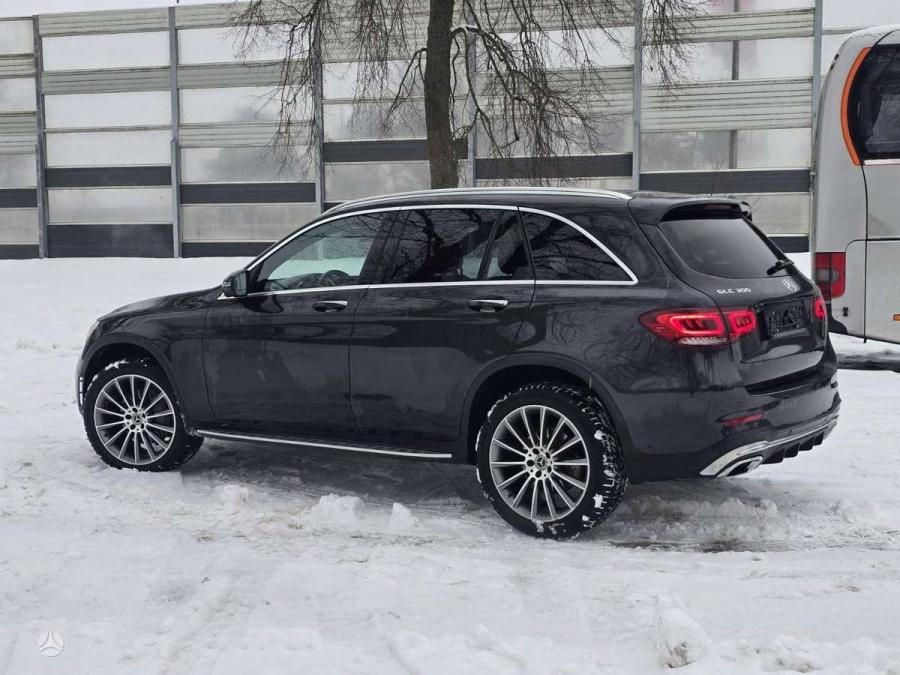 Grey Mercedes-Benz GLC 300 2021 in Vilnius, with an engine capacity of 2.00 L and mileage of 81 thousand km for 31900 €, photo 5 on AUTOMOTO.COM.LV
