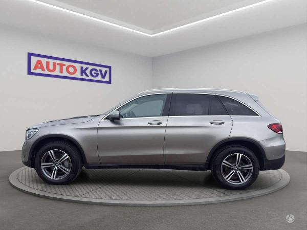Pelēks Mercedes-Benz GLC 300 2021 Kauņa, ar dzinēja tilpumu 2.00 L un nobraukumu 50 tūkst. km par 34399 €, foto 2 vietnē AUTOMOTO.COM.LV