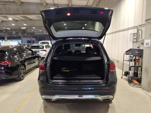 Grey Mercedes-Benz GLC 300 2022 in Riga, with an engine capacity of 2.00 L and mileage of 195 thousand km for 27990 €, photo 4 on AUTOMOTO.COM.LV
