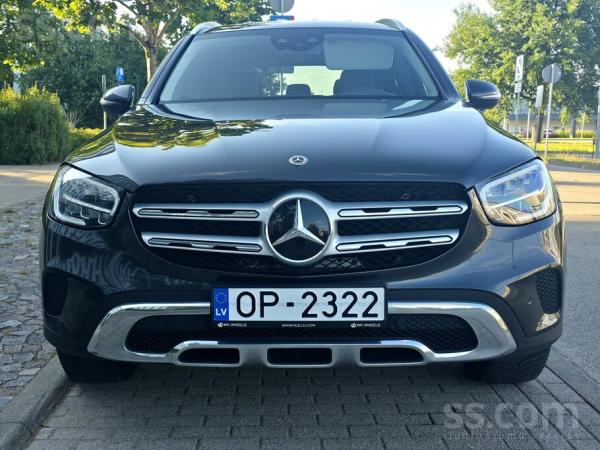 Серый Мерседес GLC 300 2022 в Рига, объемом двигателя 2.00 л и пробегом 195 тыс. км за 27990 €, фото 2 на AUTOMOTO.COM.LV