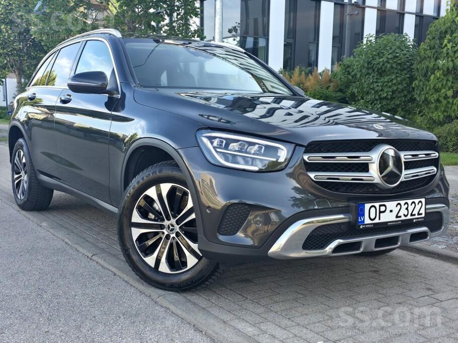 Серый Мерседес GLC 300 2022 в Рига, объемом двигателя 2.00 л и пробегом 195 тыс. км за 26890 €, фото 1 на AUTOMOTO.COM.LV
