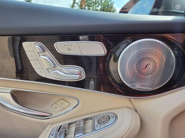 Grey Mercedes-Benz GLC 300 2018 in Vilnius, with an engine capacity of 1.99 L and mileage of 98 thousand km for 25500 €, photo 5 on AUTOMOTO.COM.LV