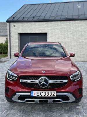 Красный Мерседес GLC 300 2020 в Каунас, объемом двигателя 1.99 л и пробегом 71 тыс. км за 40500 €, фото 3 на AUTOMOTO.COM.LV