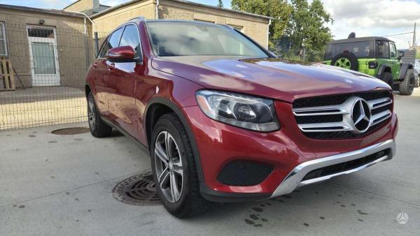 Mercedes-Benz GLC 300 2016 in Klaipeda on AUTOMOTO.COM.LV Red Mercedes-Benz GLC 300 2016 in Klaipeda, with an engine capacity of 2.00 L and mileage of 184 thousand km for 14500 €, photo 3 on AUTOMOTO.COM.LV