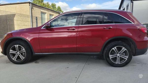 Mercedes-Benz GLC 300 2016 in Klaipeda on AUTOMOTO.COM.LV Red Mercedes-Benz GLC 300 2016 in Klaipeda, with an engine capacity of 2.00 L and mileage of 184 thousand km for 14500 €, photo 9 on AUTOMOTO.COM.LV