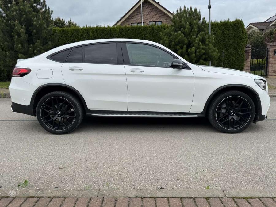 White Mercedes-Benz GLC 300 2018 in Vilnius, with an engine capacity of 1.99 L and mileage of 87 thousand km for 23999 €, photo 5 on AUTOMOTO.COM.LV