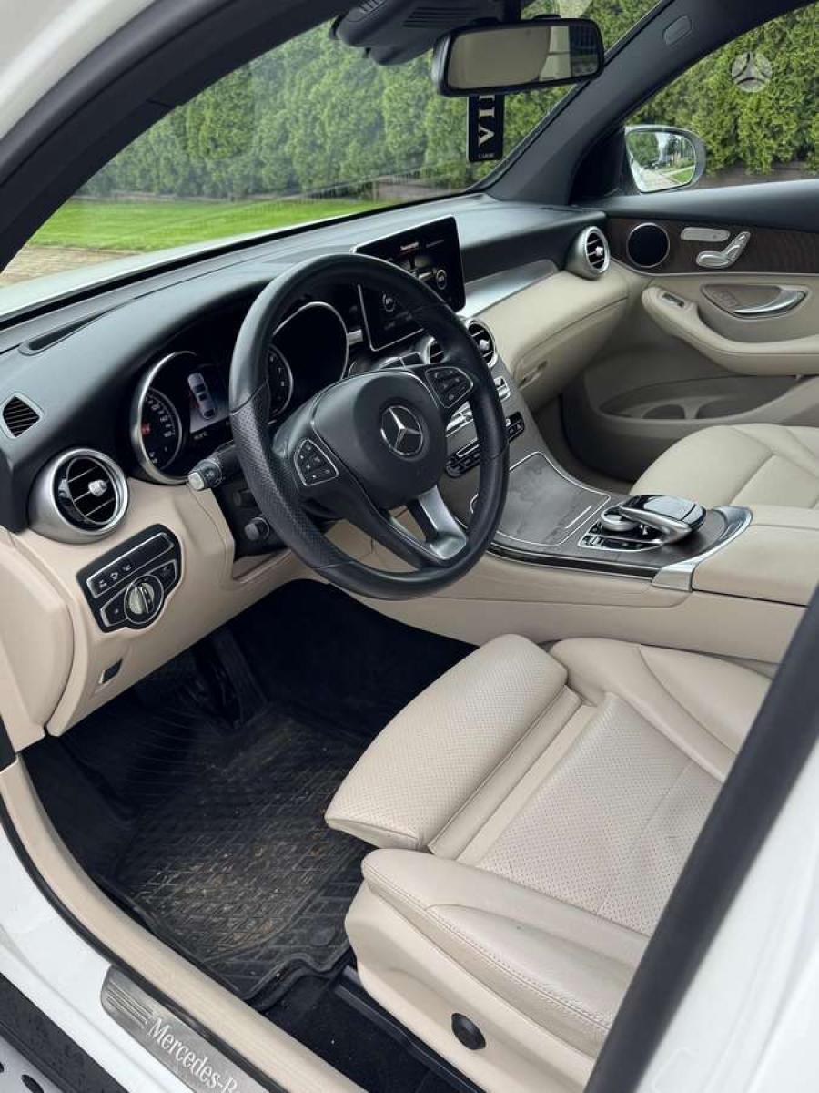 White Mercedes-Benz GLC 300 2018 in Vilnius, with an engine capacity of 1.99 L and mileage of 87 thousand km for 23999 €, photo 14 on AUTOMOTO.COM.LV