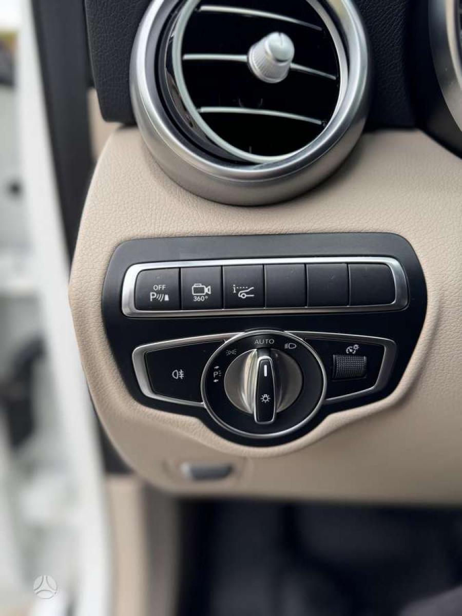 White Mercedes-Benz GLC 300 2018 in Vilnius, with an engine capacity of 1.99 L and mileage of 87 thousand km for 23999 €, photo 15 on AUTOMOTO.COM.LV