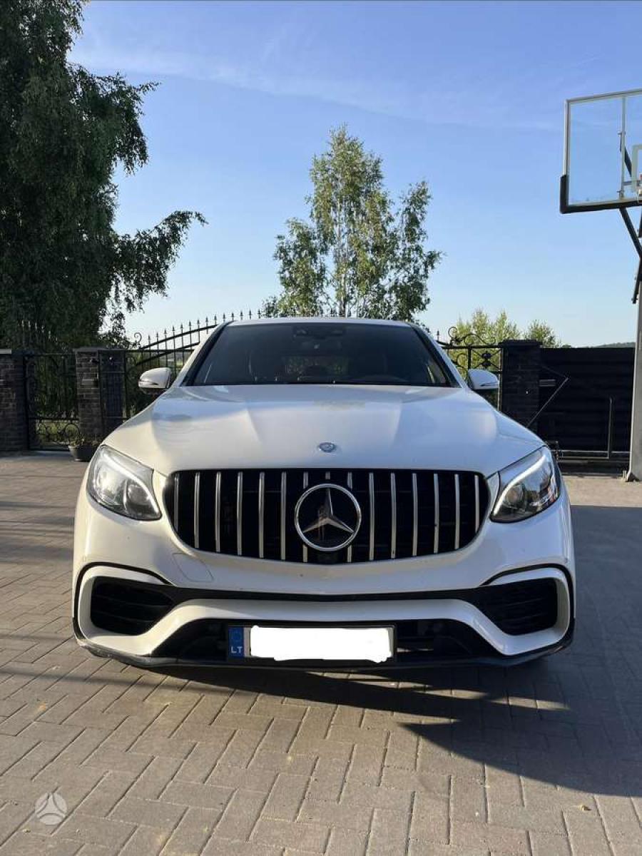 Белый Мерседес GLC 300 2021 в Плунге, объемом двигателя 2.00 л и пробегом 124 тыс. км за 35000 €, фото 3 на AUTOMOTO.COM.LV
