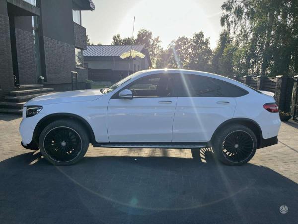 White Mercedes-Benz GLC 300 2021 in Plunge, with an engine capacity of 2.00 L and mileage of 124 thousand km for 35000 €, photo 3 on AUTOMOTO.COM.LV