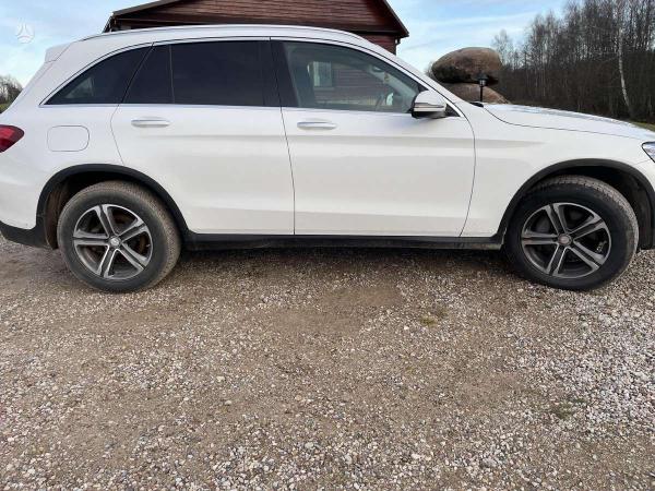 White Mercedes-Benz GLC 300 2016 in Utena, with an engine capacity of 1.99 L and mileage of 104 thousand km for 20000 €, photo 3 on AUTOMOTO.COM.LV