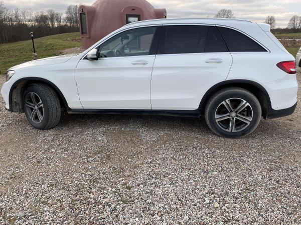 White Mercedes-Benz GLC 300 2016 in Utena, with an engine capacity of 1.99 L and mileage of 104 thousand km for 20000 €, photo 7 on AUTOMOTO.COM.LV