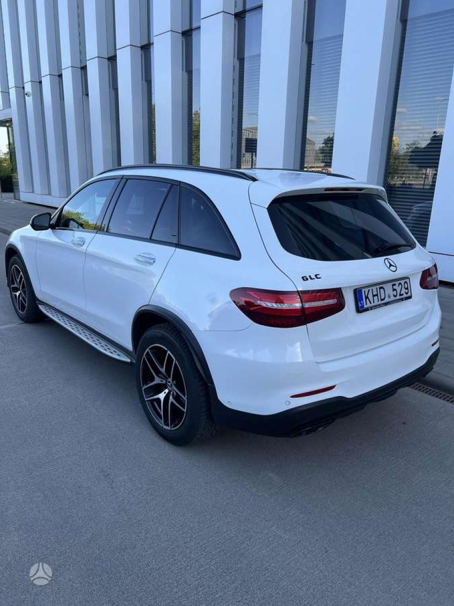 White Mercedes-Benz GLC 300 2017 in Vilnius, with an engine capacity of 1.99 L and mileage of 213 thousand km for 22990 €, photo 3 on AUTOMOTO.COM.LV