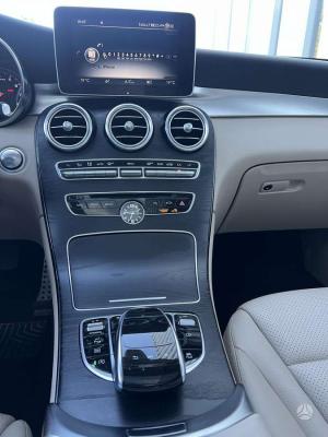 White Mercedes-Benz GLC 300 2017 in Vilnius, with an engine capacity of 1.99 L and mileage of 213 thousand km for 22990 €, photo 12 on AUTOMOTO.COM.LV