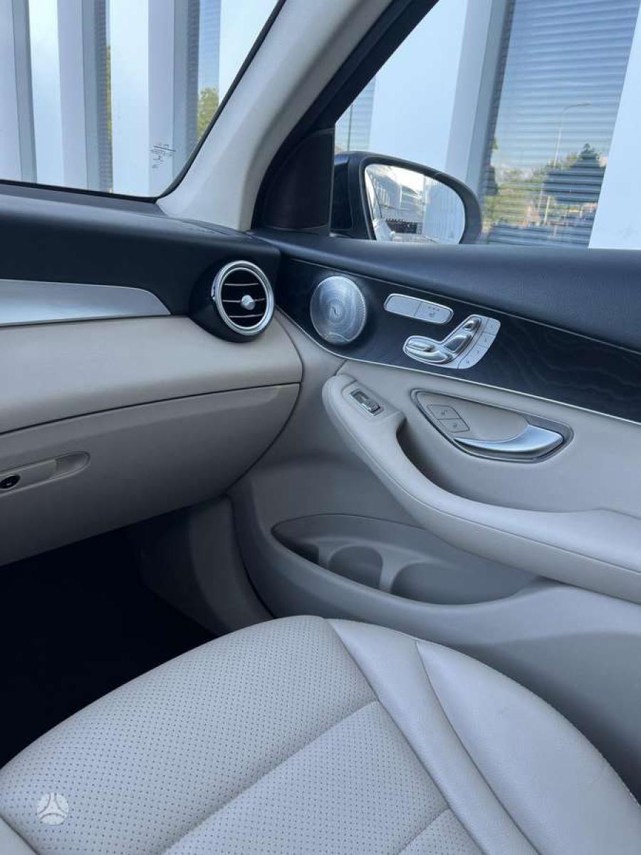 White Mercedes-Benz GLC 300 2017 in Vilnius, with an engine capacity of 1.99 L and mileage of 213 thousand km for 22990 €, photo 13 on AUTOMOTO.COM.LV