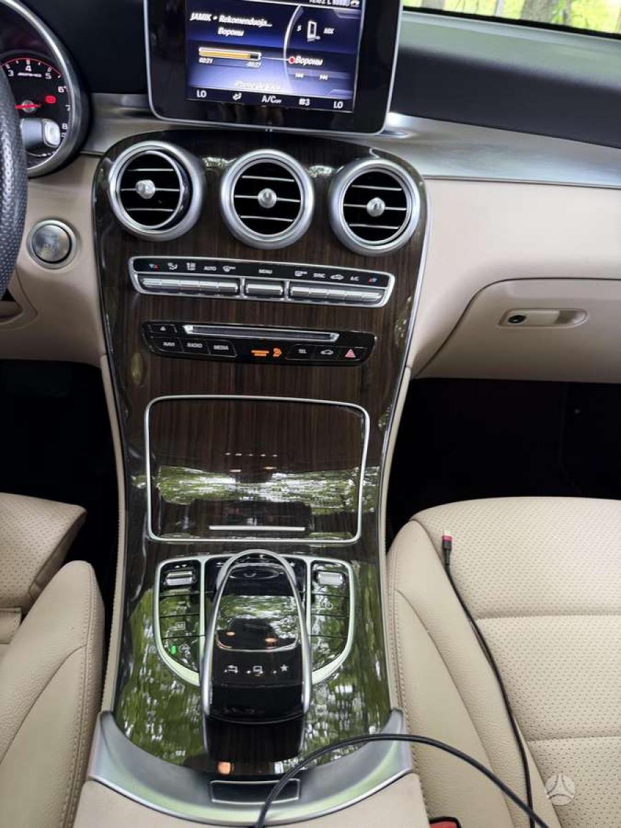 Balts Mercedes-Benz GLC 300 2018 Viļņa, ar dzinēja tilpumu 2.00 L un nobraukumu 40 tūkst. km par 23500 €, foto 4 vietnē AUTOMOTO.COM.LV