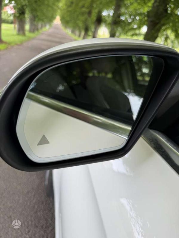 White Mercedes-Benz GLC 300 2018 in Vilnius, with an engine capacity of 2.00 L and mileage of 40 thousand km for 23500 €, photo 6 on AUTOMOTO.COM.LV