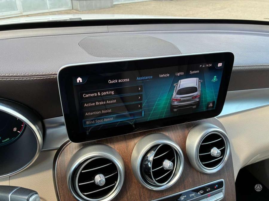 Белый Мерседес GLC 300 2019 в Вильнюс, объемом двигателя 1.99 л и пробегом 171 тыс. км за 34500 €, фото 22 на AUTOMOTO.COM.LV