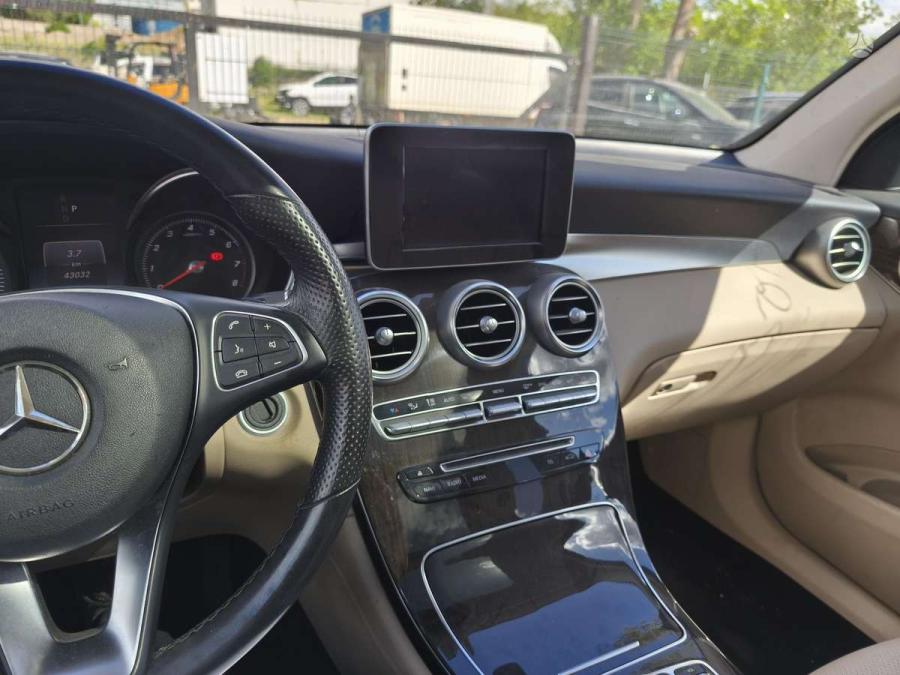 Белый Мерседес GLC 300 2019 в Шяуляй, объемом двигателя 1.99 л и пробегом 40 тыс. км за 21300 €, фото 4 на AUTOMOTO.COM.LV