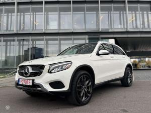 Белый Мерседес GLC 300 2019 в Вильнюс, объемом двигателя 1.99 л и пробегом 77 тыс. км за 24800 €, фото  на AUTOMOTO.COM.LV