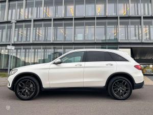 Белый Мерседес GLC 300 2019 в Вильнюс, объемом двигателя 1.99 л и пробегом 77 тыс. км за 24800 €, фото 3 на AUTOMOTO.COM.LV