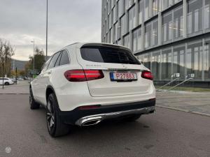 Белый Мерседес GLC 300 2019 в Вильнюс, объемом двигателя 1.99 л и пробегом 77 тыс. км за 24800 €, фото 5 на AUTOMOTO.COM.LV